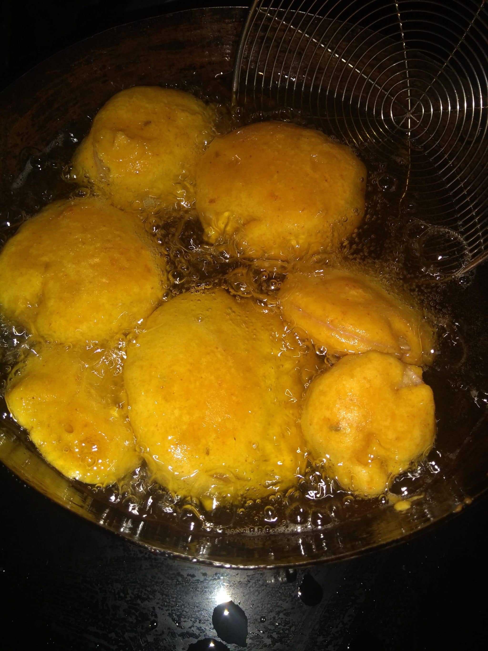 Onion bajji recipe | How to make crispy onion bajjis | Sangskitchen