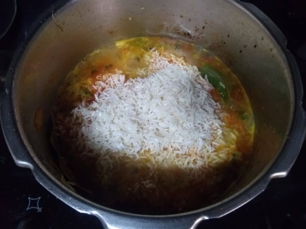 Chicken biryani in cooker | Easy cooker chicken biryani with basmati rice